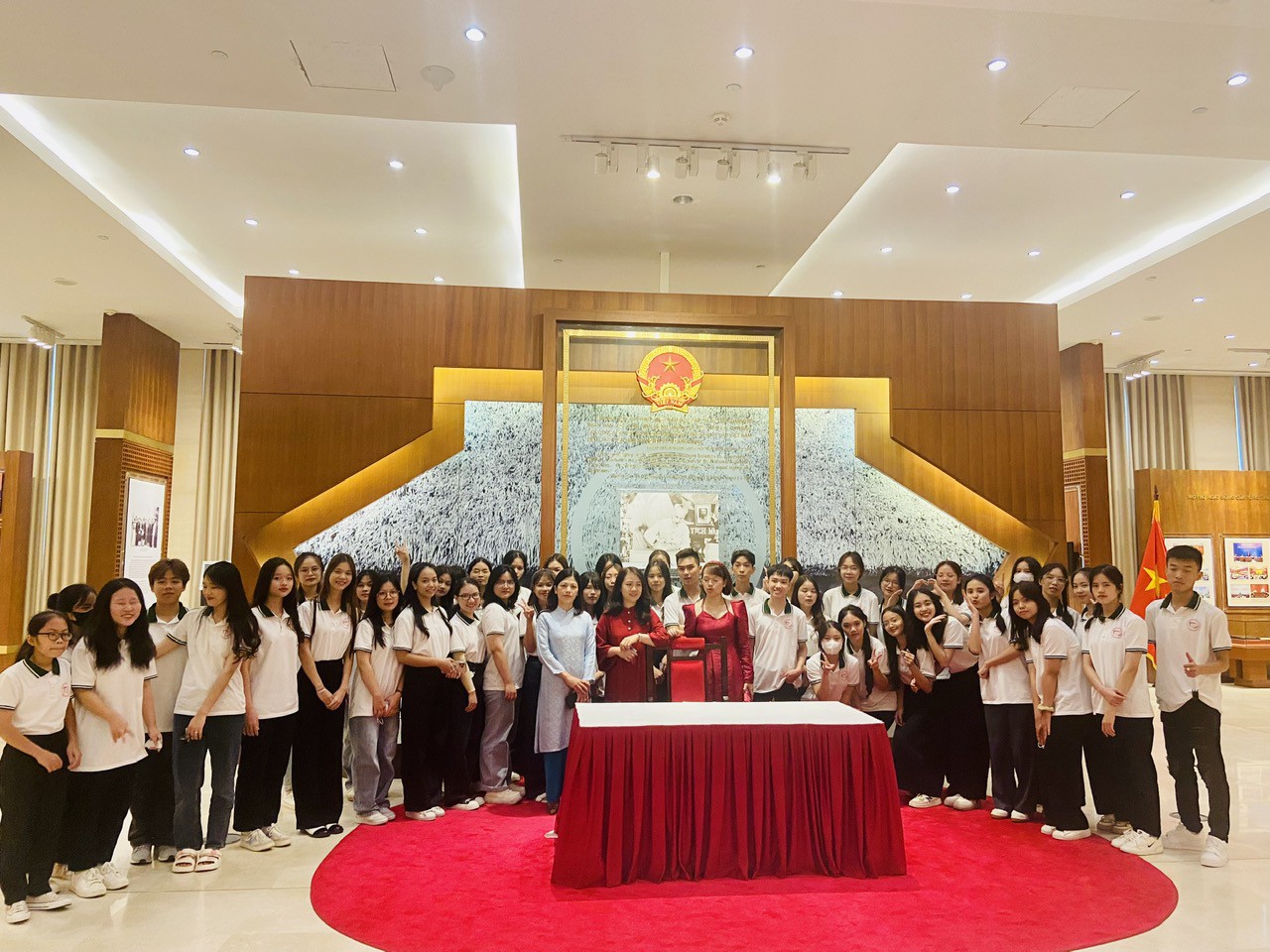 Sinh viên K49 GDCD, Khoa GDCT tham quan thực tế tại Hà Nội